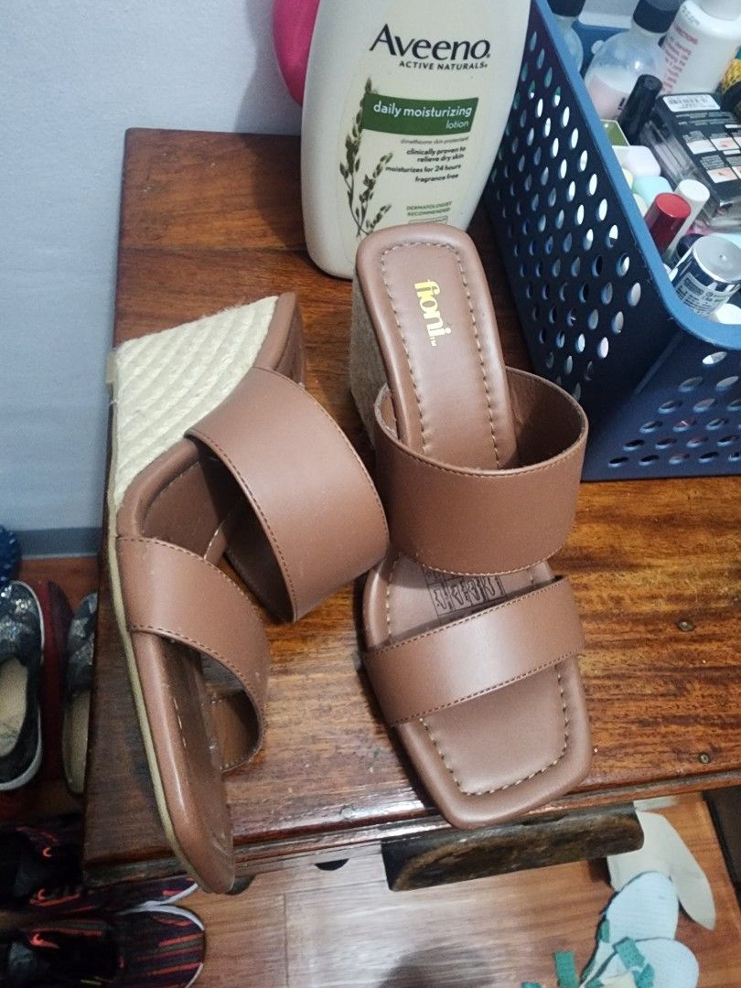Fioni Wedge on Carousell