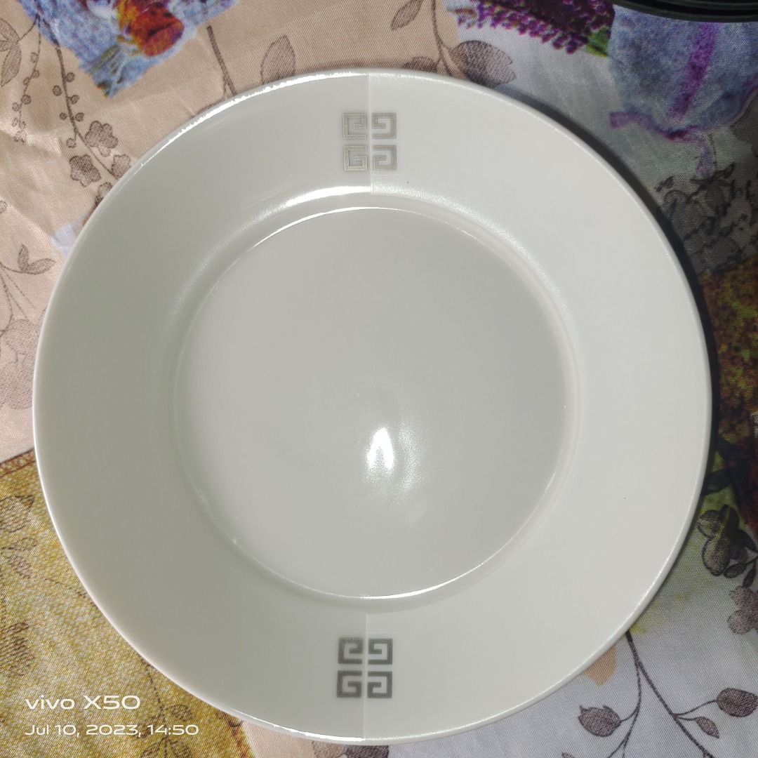 Givenchy Black and White, Big and Small Round Plates Set on Carousell