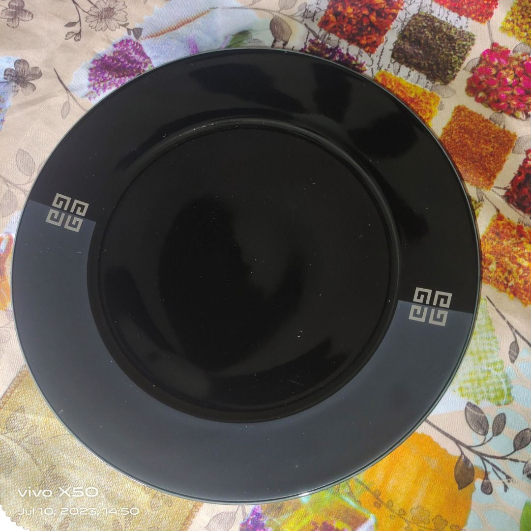 Givenchy Black and White, Big and Small Round Plates Set on Carousell