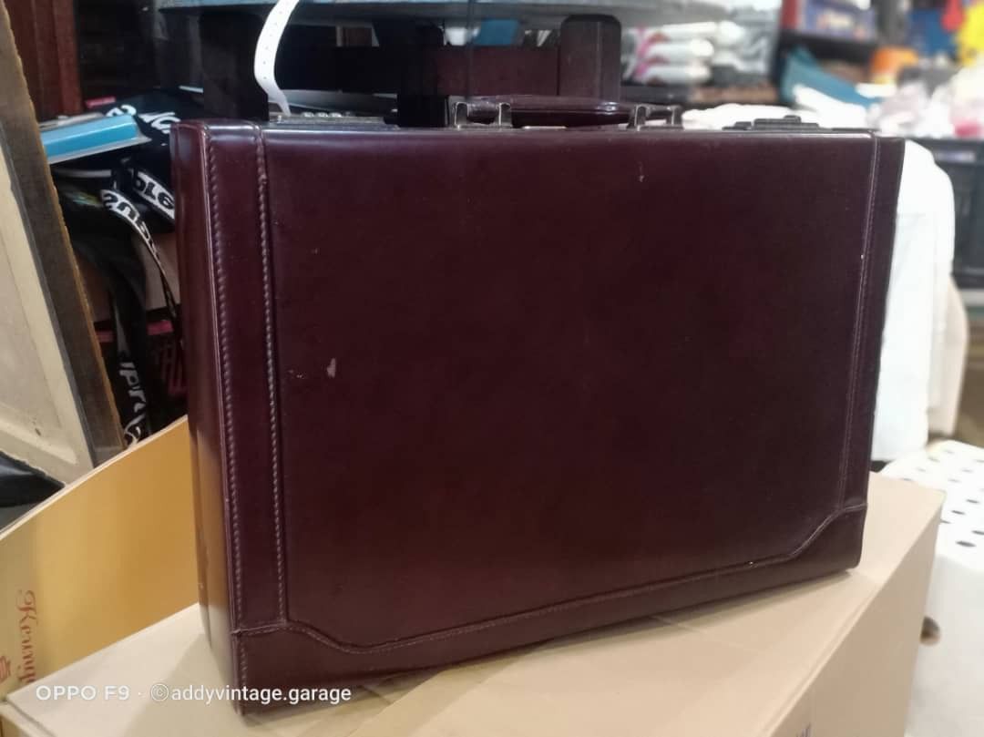 Satchi briefcase leather classic /vintage, Men's Fashion, Bags ...