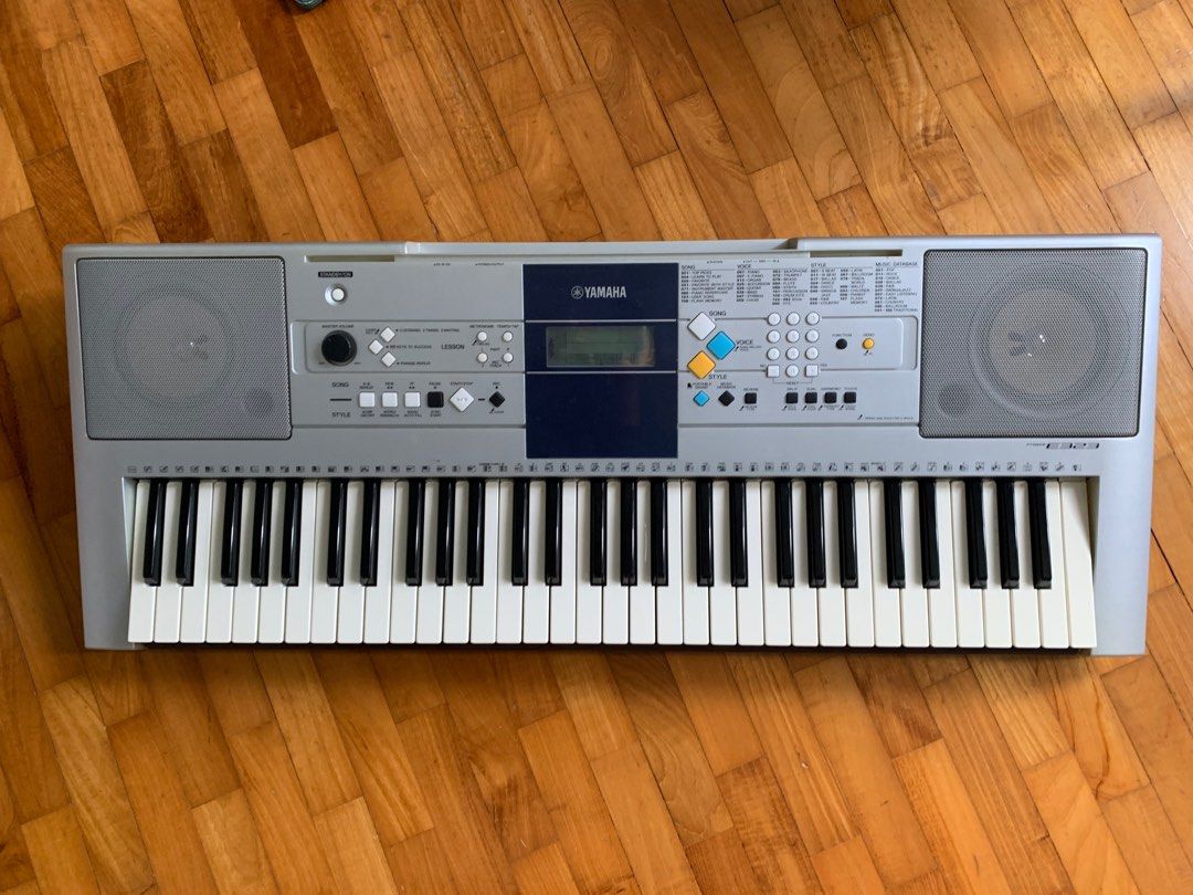 YAMAHA keyboard piano PSR E323, Hobbies & Toys, Music & Media, Musical Instruments on Carousell