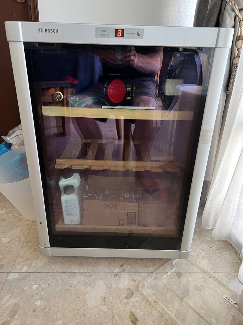 Bosch wine cooler, TV & Home Appliances, Kitchen Appliances, Wine Cellar & Storage on Carousell