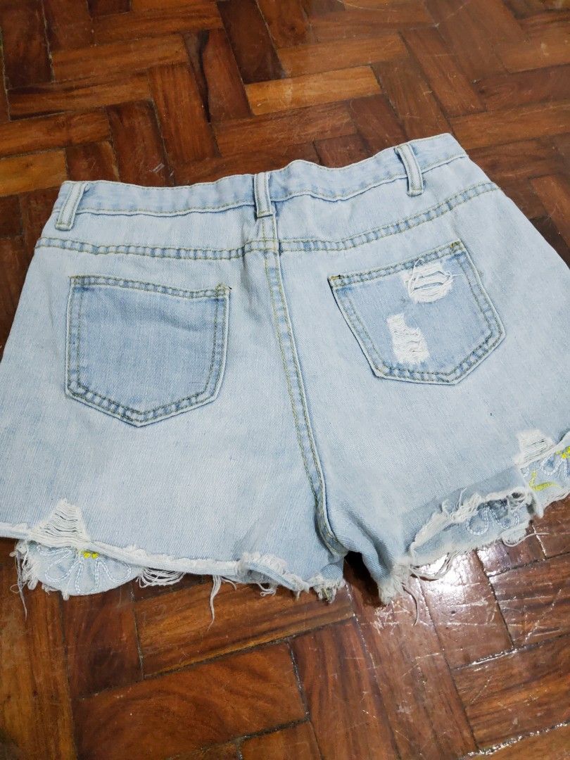 Daisy Embroidered Ripped Tattered Light Wash Shorts, Women's Fashion ...