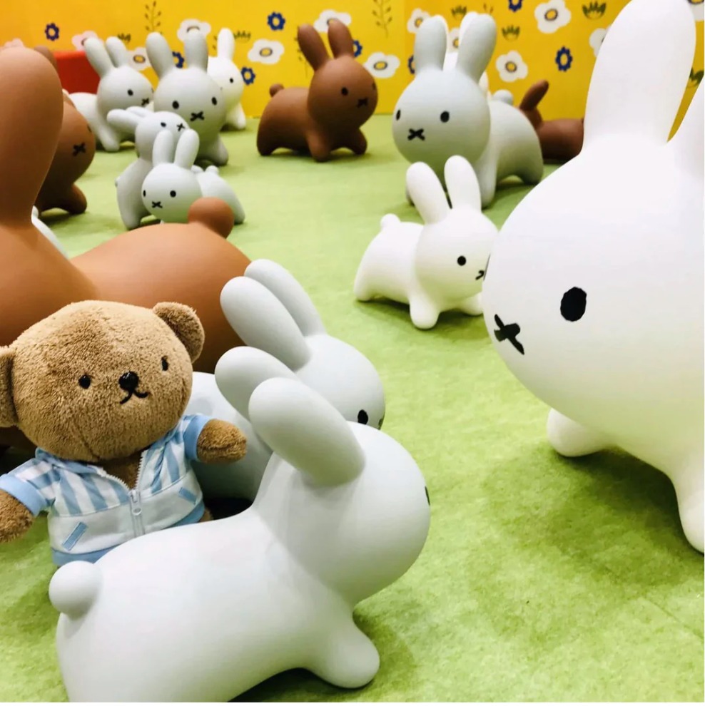Miffy bonbon inflatable chair 米飛兔可彈跳充氣椅子, 興趣及遊戲, 玩具 & 遊戲類 - Carousell
