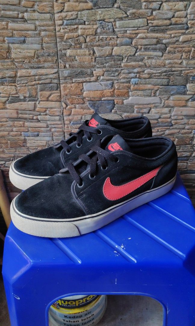 Nike Toki Low Black Red, Fesyen Pria, Sepatu , Sneakers di Carousell