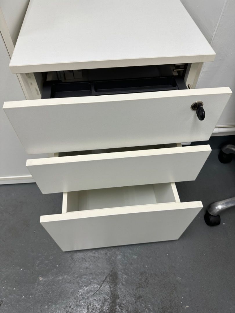 Office drawer with lockable first drawer, 傢俬＆家居, 傢俬, 櫃子、組合櫃及置物架 - Carousell