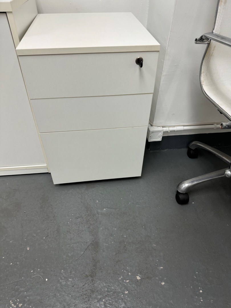 Office drawer with lockable first drawer, 傢俬＆家居, 傢俬, 櫃子、組合櫃及置物架 - Carousell