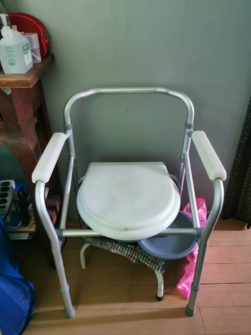 2 crank hospital bed, oxygen concentrator 5L, oxygen tank, commode used ...