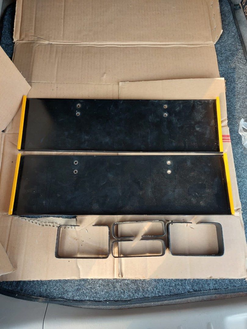 Dudukan plat mentri list kuning, Aksesoris Mobil di Carousell