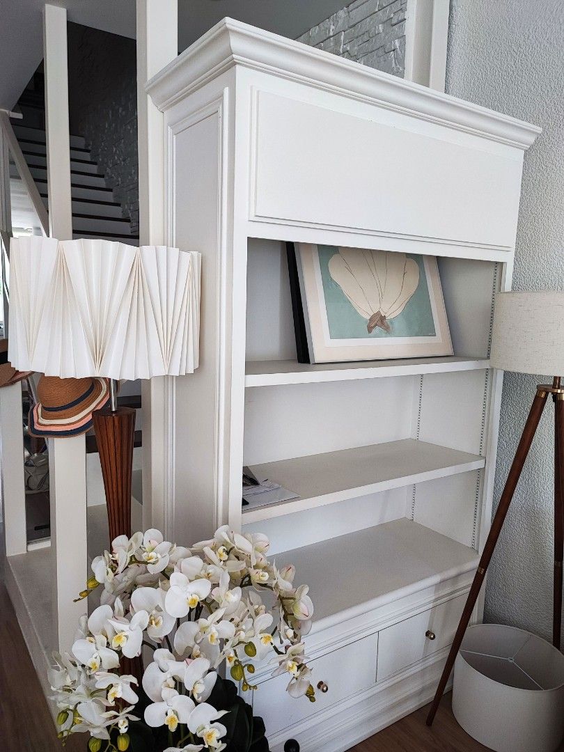 GORGEOUS Luxurious Display Shelf Cabinet, Furniture & Home Living ...