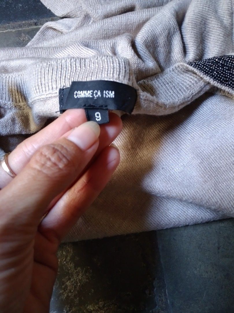 Knit comme ca ism, Fesyen Wanita, Pakaian Wanita, Atasan di Carousell