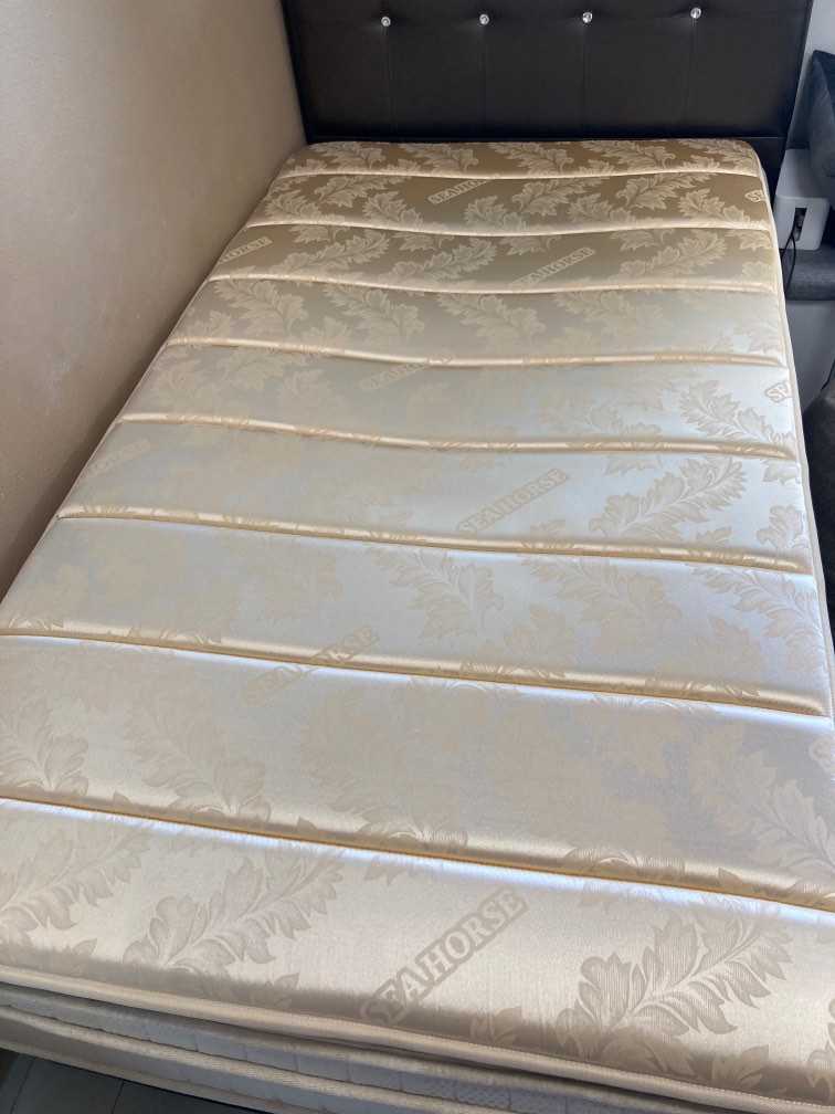 Mattress topper (Super Single), Furniture & Home Living, Furniture, Bed ...