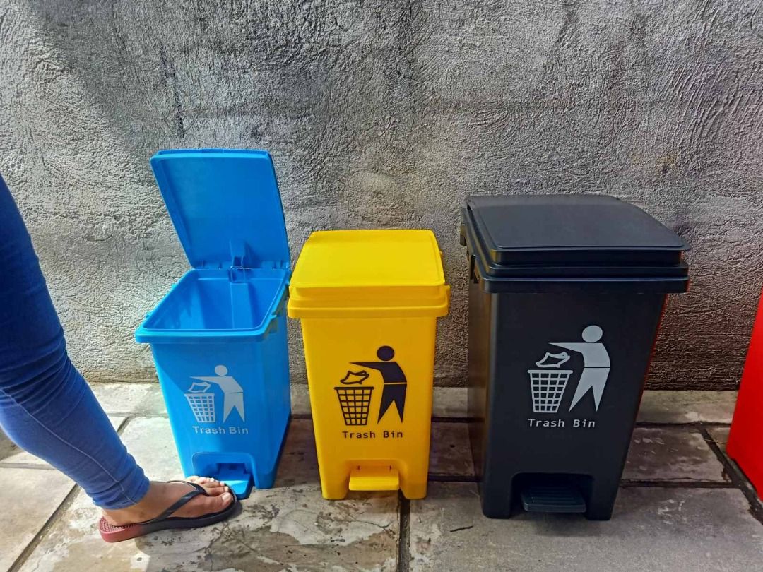 STEP ON TRASH BIN, Furniture & Home Living, Cleaning & Homecare ...