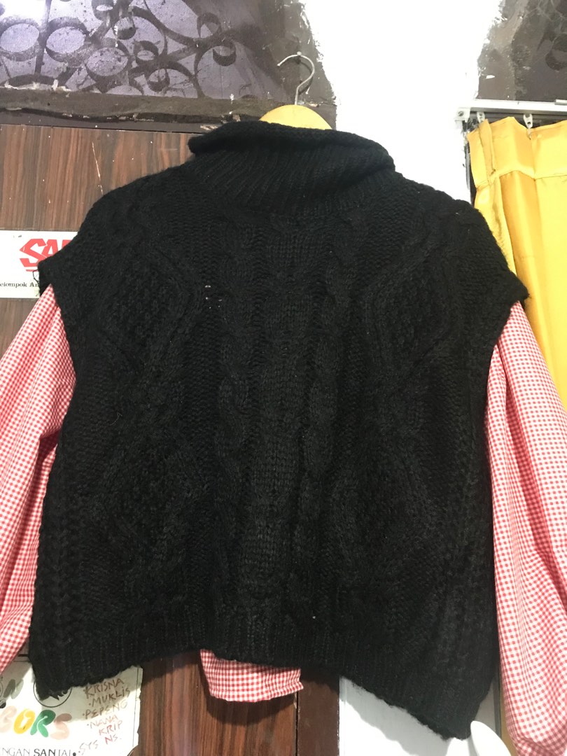 vest kepang hitam crop on Carousell