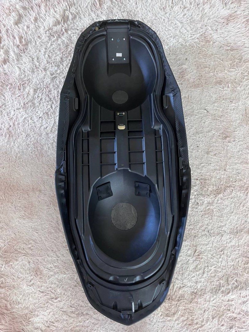 Yamaha Xmax sports seat with carbon. Custom Smurf embroidery (lowered ...