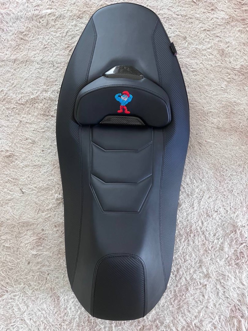Yamaha Xmax sports seat with carbon. Custom Smurf embroidery (lowered ...