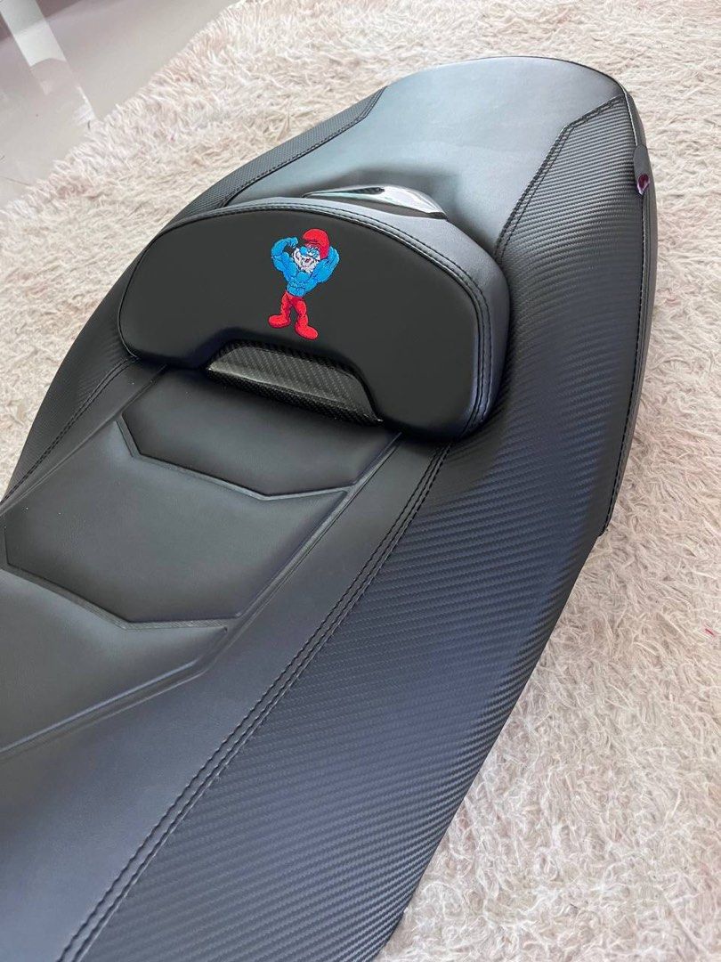 Yamaha Xmax sports seat with carbon. Custom Smurf embroidery (lowered ...