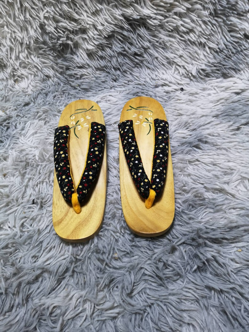 Brown Wood Japanese Slippers, Women's Fashion, Footwear, Slippers and ...