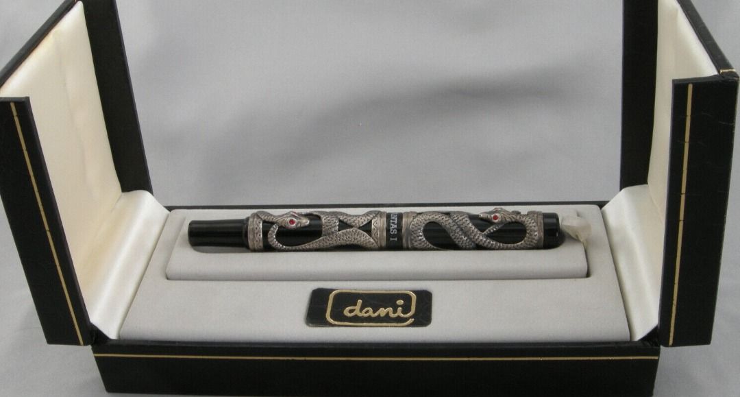 DaniTrio Phantas I Black w/Snake Overlay Fountain Pen(墨水筆), 興趣及遊戲, 手作 ...