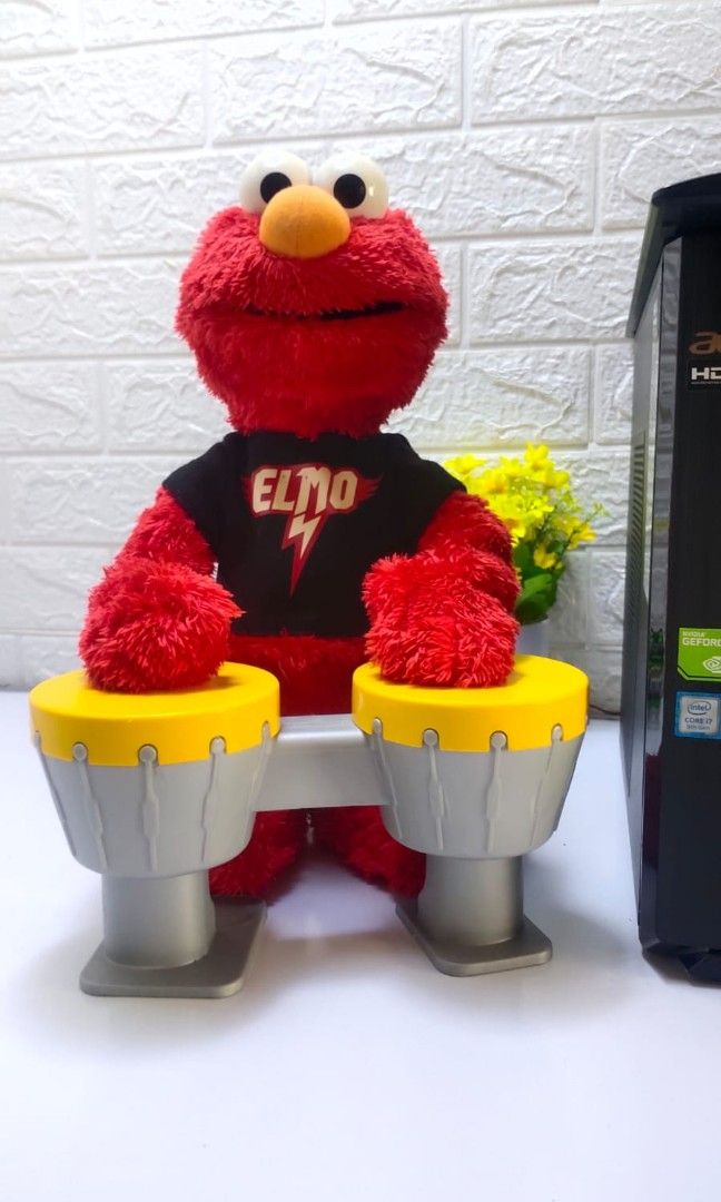 Doll elmo elektrik dan nyala ya, Toys & Collectibles, Mainan di Carousell