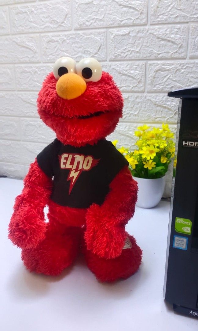 Doll elmo elektrik dan nyala ya, Toys & Collectibles, Mainan di Carousell