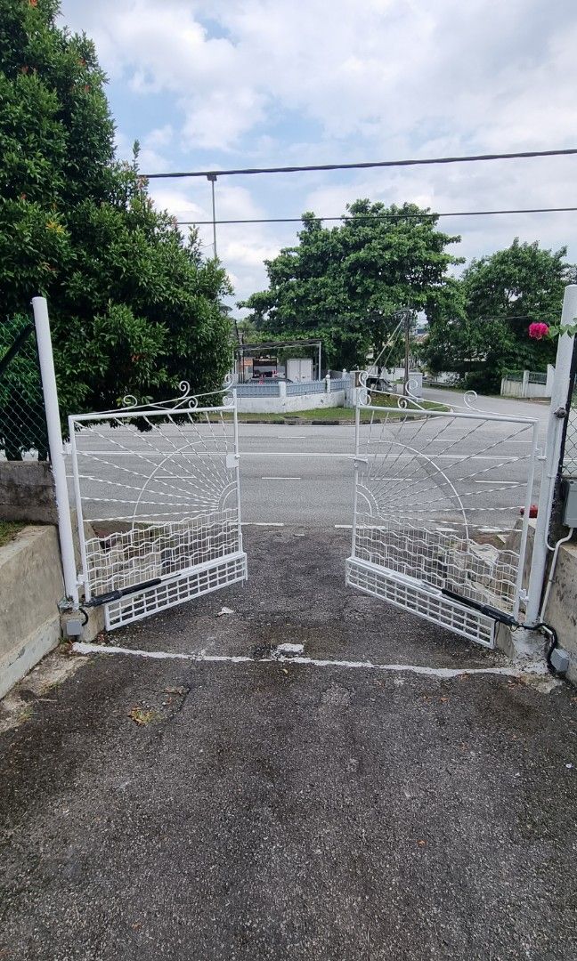 kerja cat gate di dipetaling jaya/The gate paint job was done ...