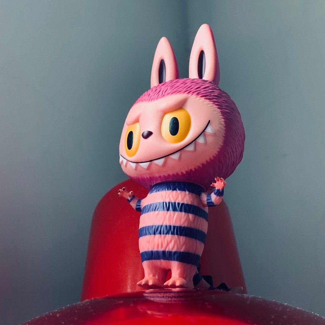 POP MART x HOW2WORK Labubu Zimomo 妙妙貓配色, 書籍、休閒與玩具, 玩具、公仔、桌遊在旋轉拍賣