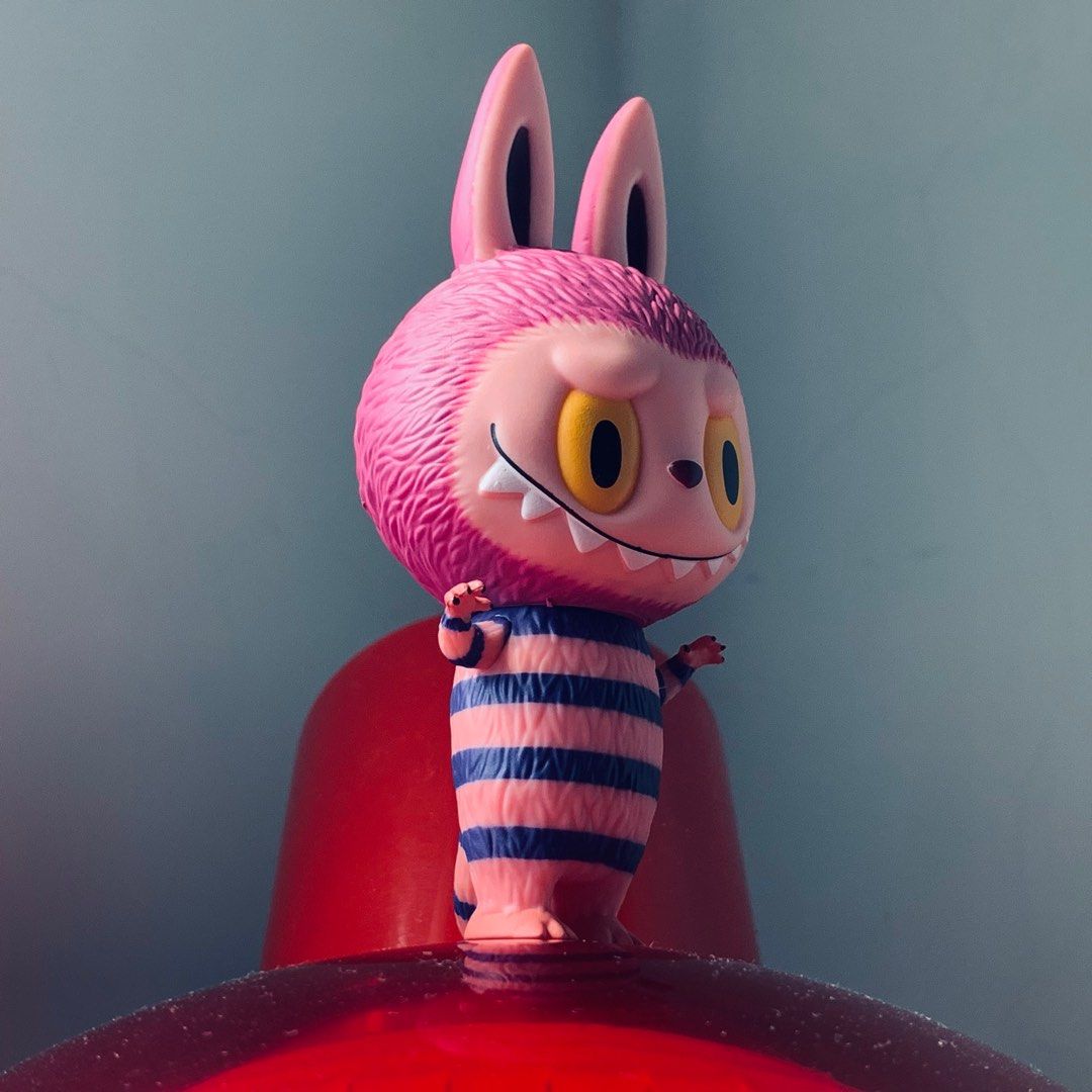 POP MART x HOW2WORK Labubu Zimomo 妙妙貓配色, 書籍、休閒與玩具, 玩具、公仔、桌遊在旋轉拍賣