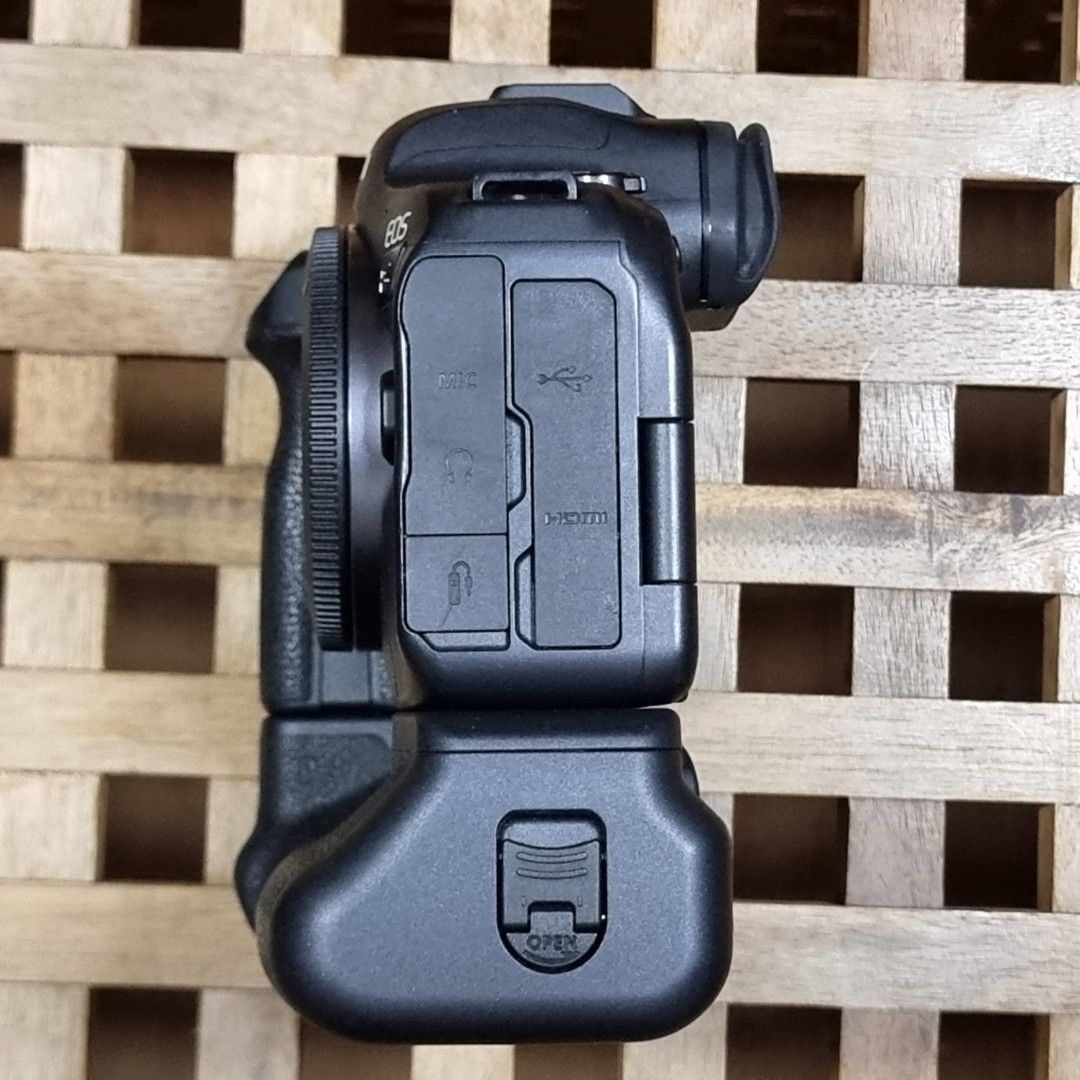 Selling Canon R6 with original vertical grip, Photography, Cameras on ...