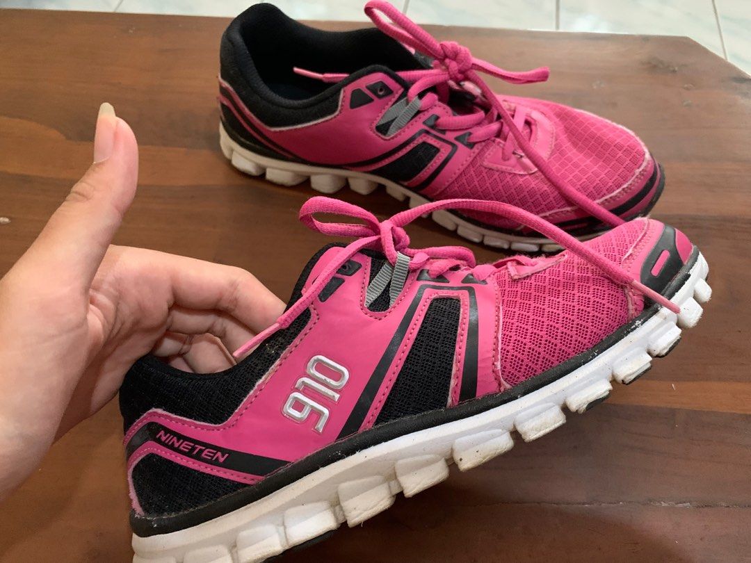Sepatu lari merk 910, Fesyen Wanita, Sepatu di Carousell