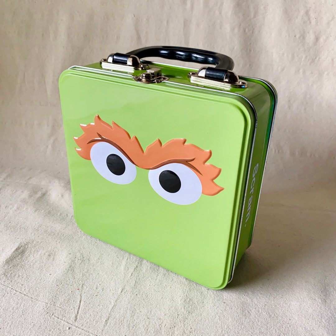 VANDOR | Sesame Street Oscar Square Tin Tote, Antik, Pajangan di Carousell
