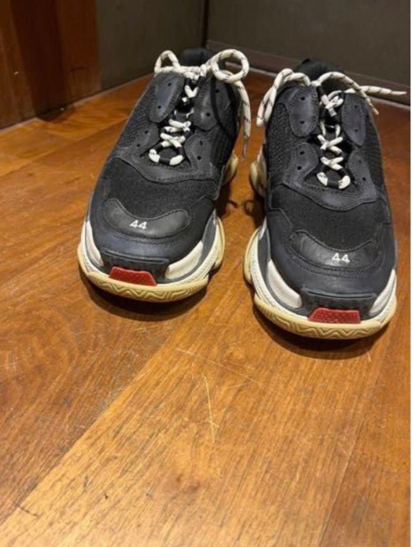 Balenciaga triple s 44, 名牌, 鞋及波鞋 - Carousell
