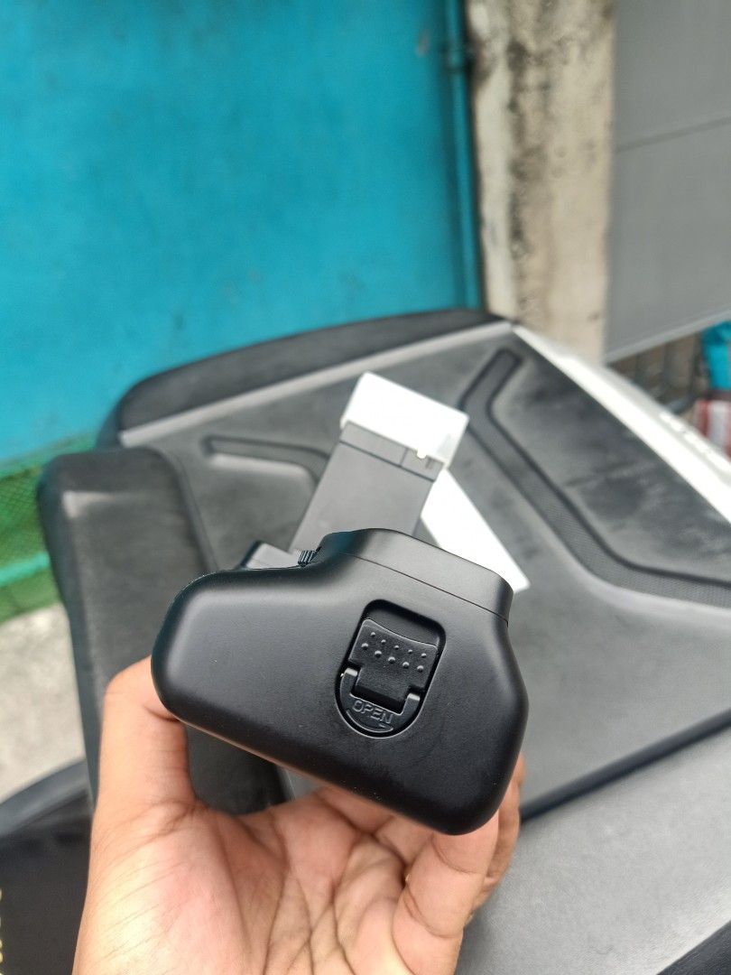 Canon 6D battery grip (NEEWER), Photography, Photography Accessories ...