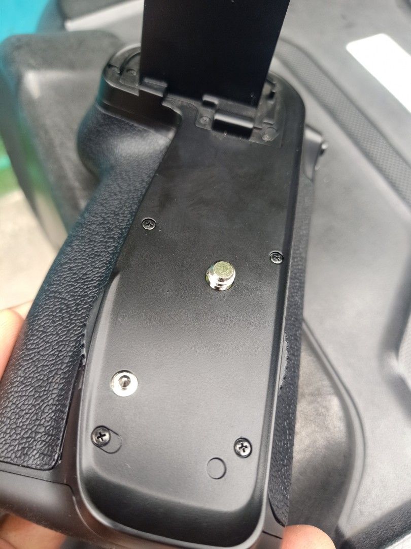 Canon 6D battery grip (NEEWER), Photography, Photography Accessories ...