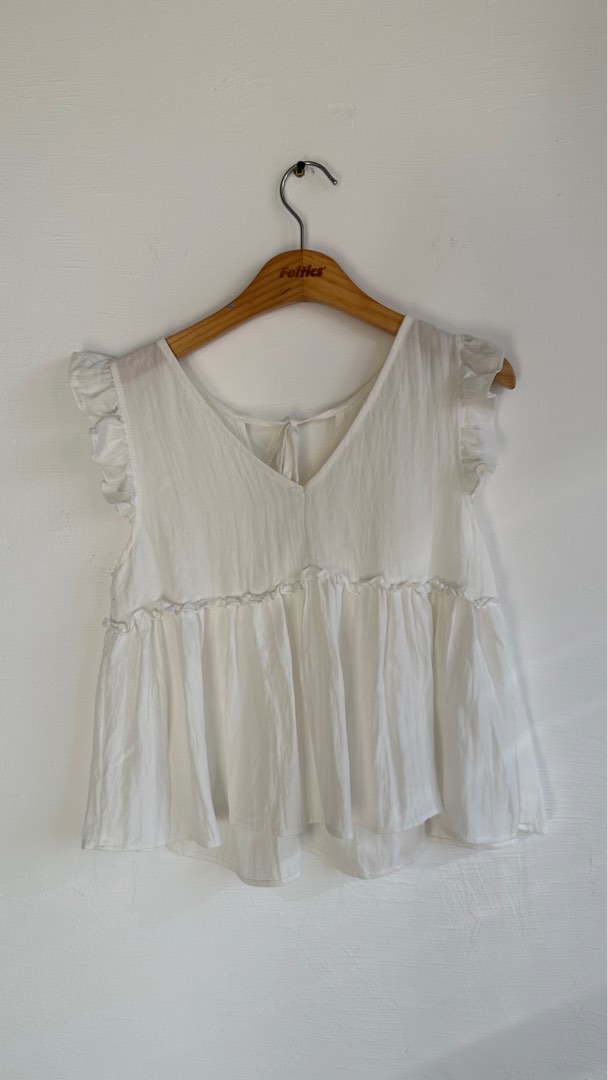 Hanging top tie back, Women's Fashion, Tops, Others Tops on Carousell