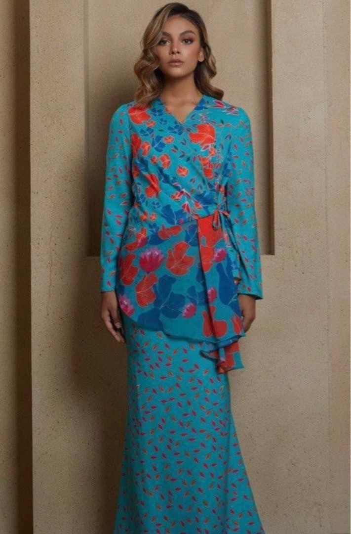 Mimpikita x Disney Samada Kurung/Kebaya in Green and red flowers, Women ...
