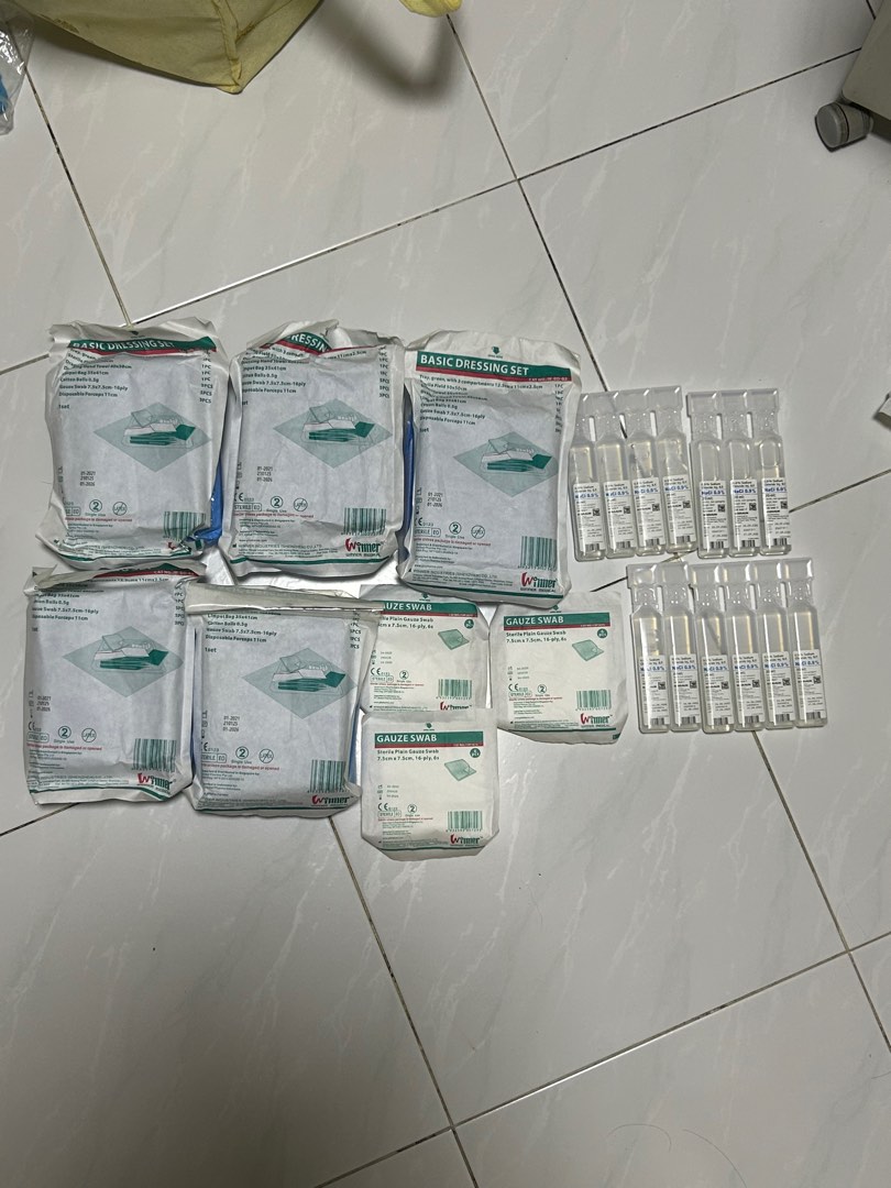Basic dressing set Gauze Swab NaCl, Health & Nutrition, Medical ...