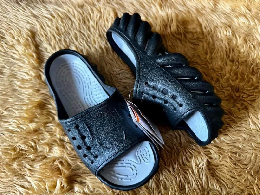 CROCS, Women's Fashion, Footwear, Slippers and slides on Carousell