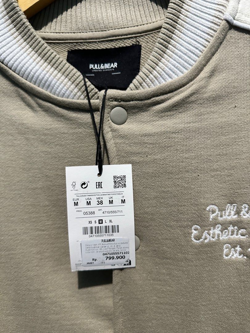 pull & bear varsity jaket, Fesyen Pria, Pakaian , Baju Luaran di Carousell