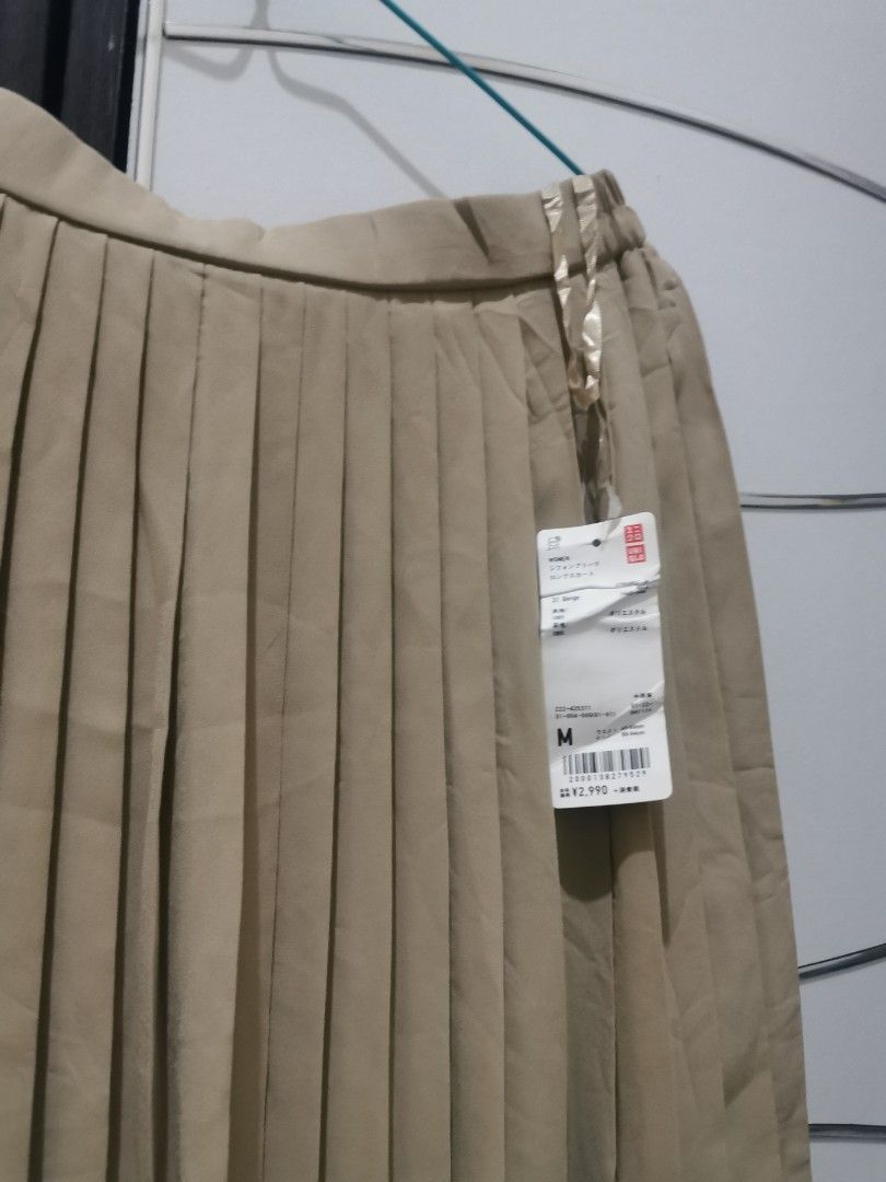 Rok plated Uniqlo Coksu New Tag, Fesyen Wanita, Pakaian Wanita, Gaun ...