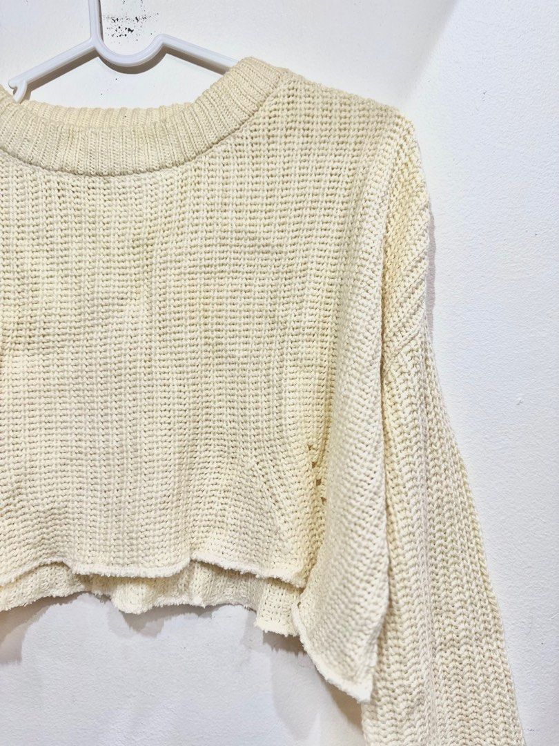 GU Uniqlo BW Broken White Crop Sweater, Fesyen Wanita, Pakaian Wanita ...