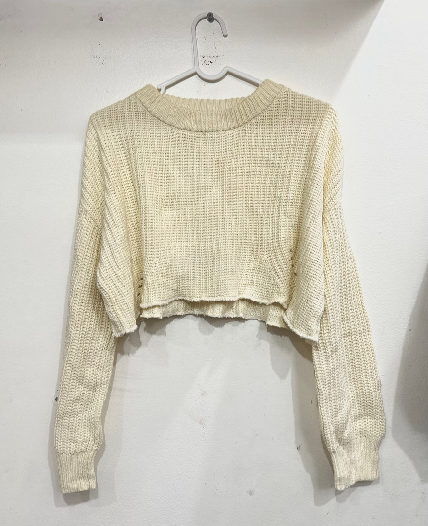 GU Uniqlo BW Broken White Crop Sweater, Fesyen Wanita, Pakaian Wanita ...