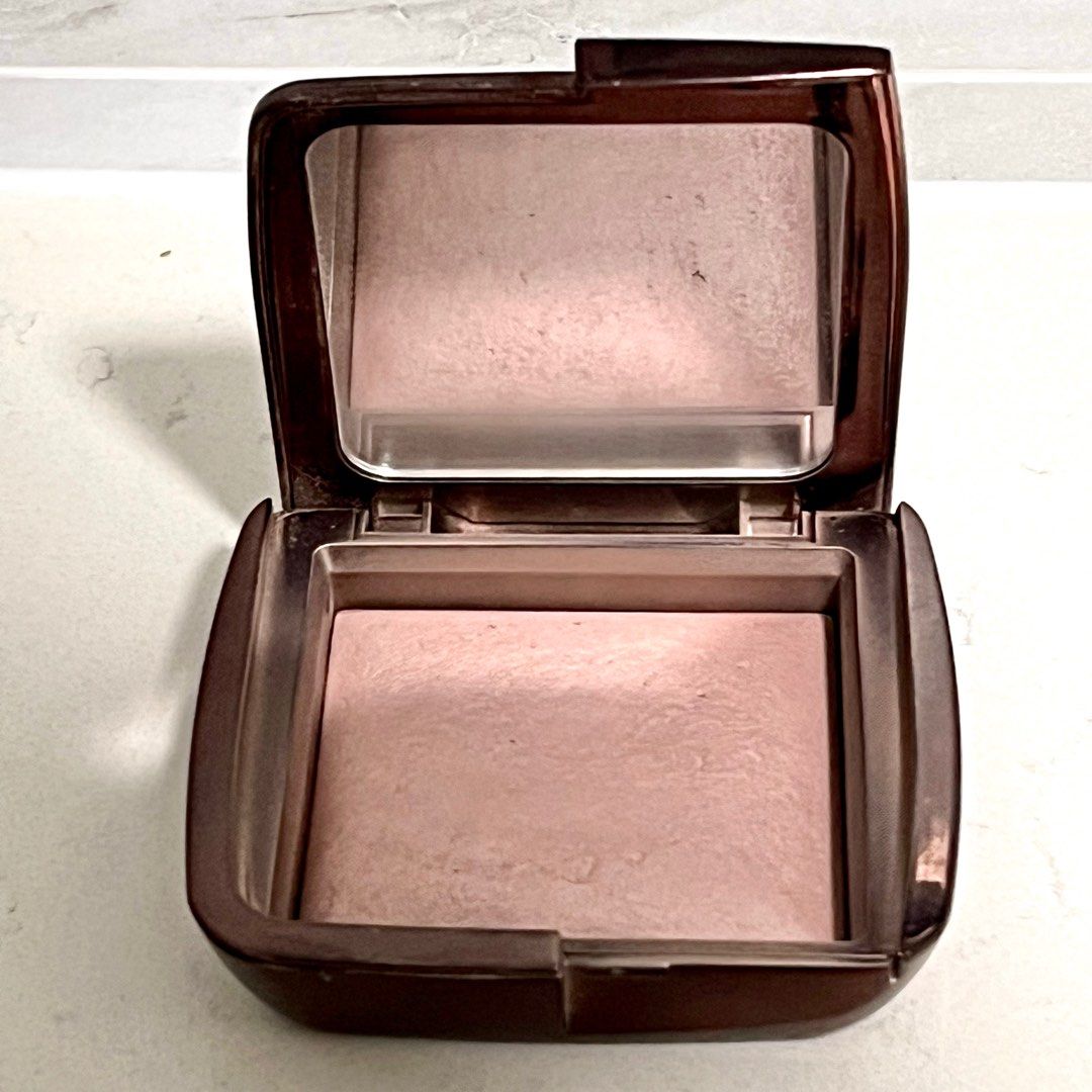 Hourglass Ambient Lighting Finishing Powder in MOOD LIGHT, Beauty ...