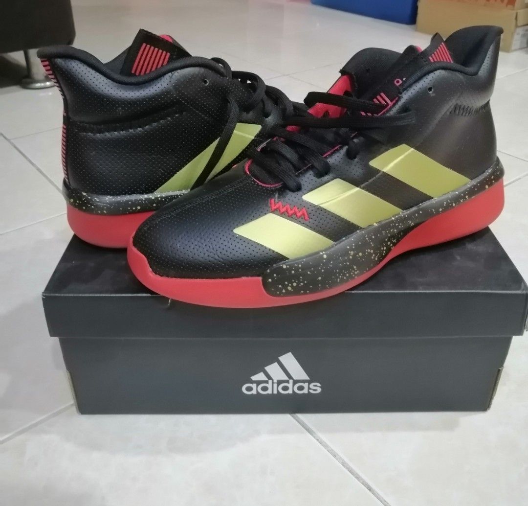 Kasut adidas UK saiz 9, Men's Fashion, Footwear, Sneakers on Carousell