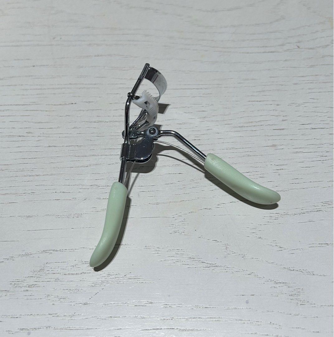 Miniso Eyelash Curler with Built in Comb, Beauty & Personal Care, Face ...