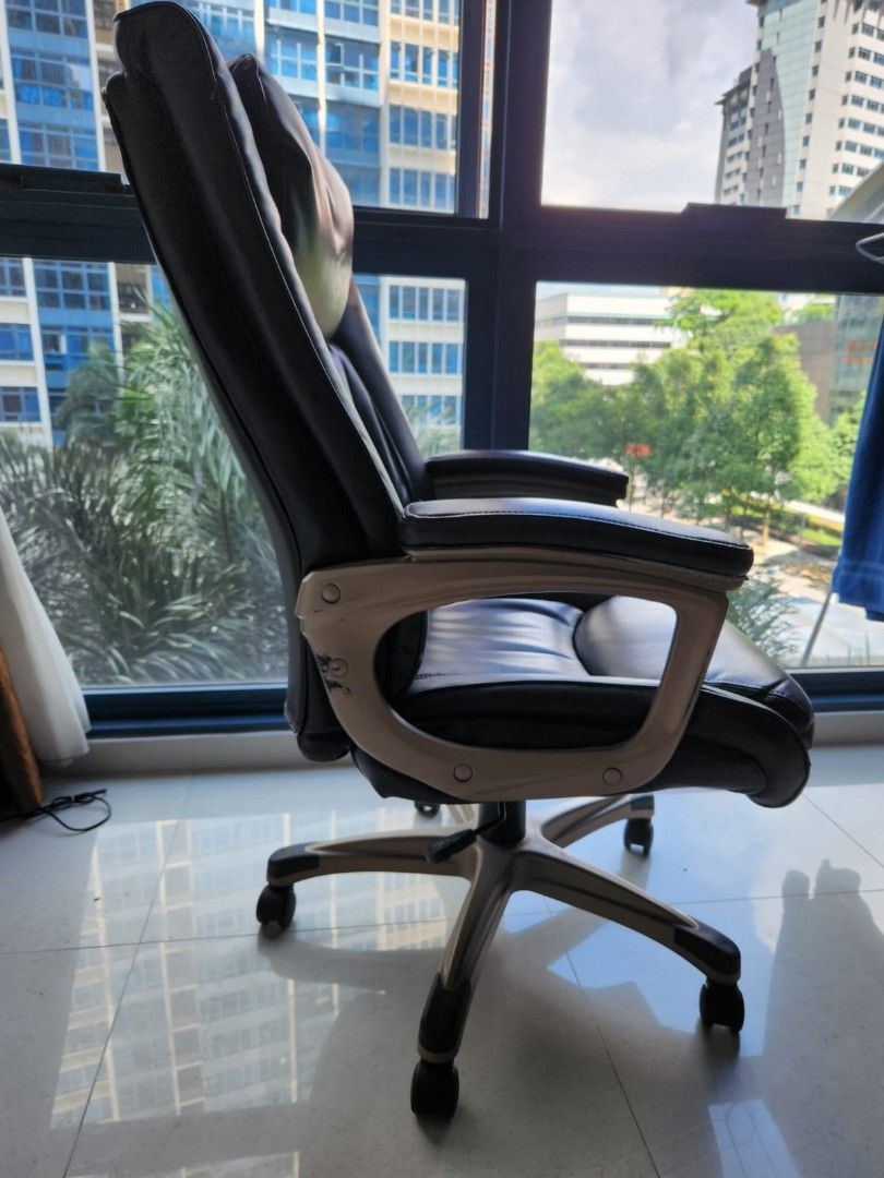 Office Chair - Super comfortable chair with minor cosmetic flaws ...
