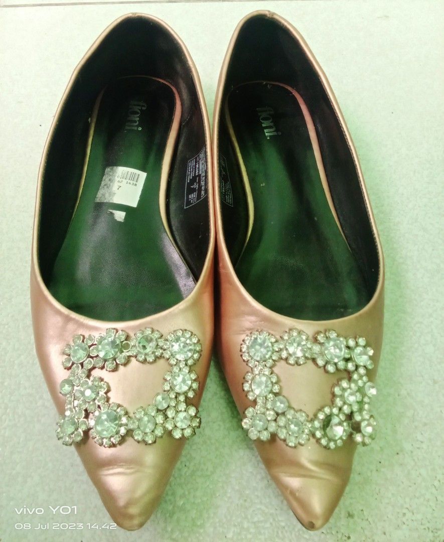 SEPATU GOLD MEREK FIONI PAYLESS, Fesyen Wanita, Sepatu di Carousell