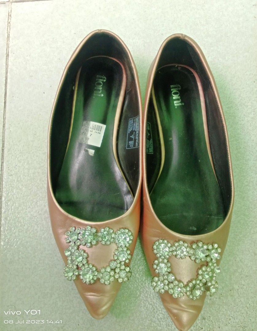 SEPATU GOLD MEREK FIONI PAYLESS, Fesyen Wanita, Sepatu di Carousell