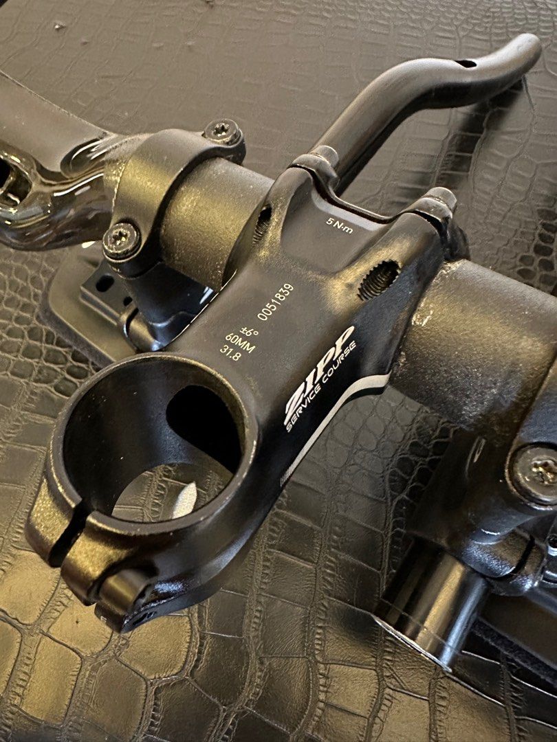 Zipp Aero and Base Bar Cockpit, Sports Equipment, Bicycles & Parts ...