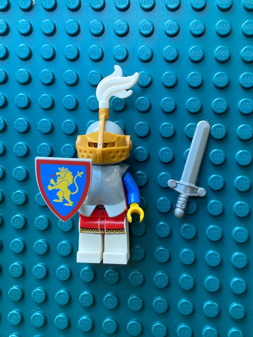 {brand new} LEGO Queen minifig, Hobbies & Toys, Toys & Games on Carousell
